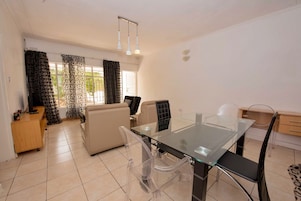 Apartamento Comfort, 1 cama de casal, kitchenette, junto ao jardim | Sala de estar | TV de ecrã plano 