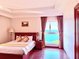 Quarto Duplo Superior, vista para o mar | Roupa de alta qualidade, minibar, cofre no quarto, secretária