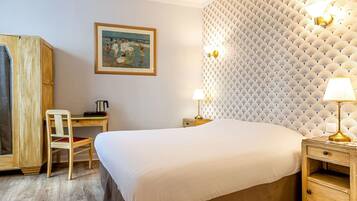 Quarto casal conforto | Roupas de cama premium, escrivaninha, cortinas blackout