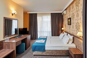 Junior Suite (3 adults + 1 child) | Cofre no quarto, secretária, Wi-fi grátis, roupa de cama fornecida 