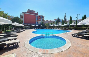 Piscina externa sazonal, funciona das 8h às 18h, espreguiçadeiras