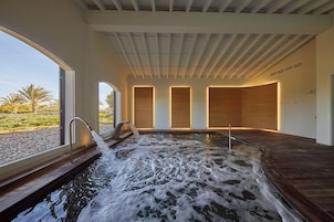 Piscina interna, 2 piscinas externas, guarda-sóis, espreguiçadeiras
