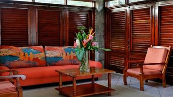 Villa, 4 quartos | Sala de estar | TV de ecrã plano