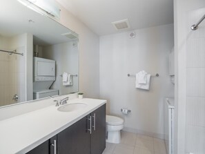 Apartamento, 2 quartos | Banheiro | Chuveiro, produtos de toalete grátis, secador de cabelo 