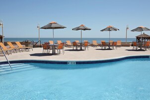 Piscina externa sazonal, espreguiçadeiras