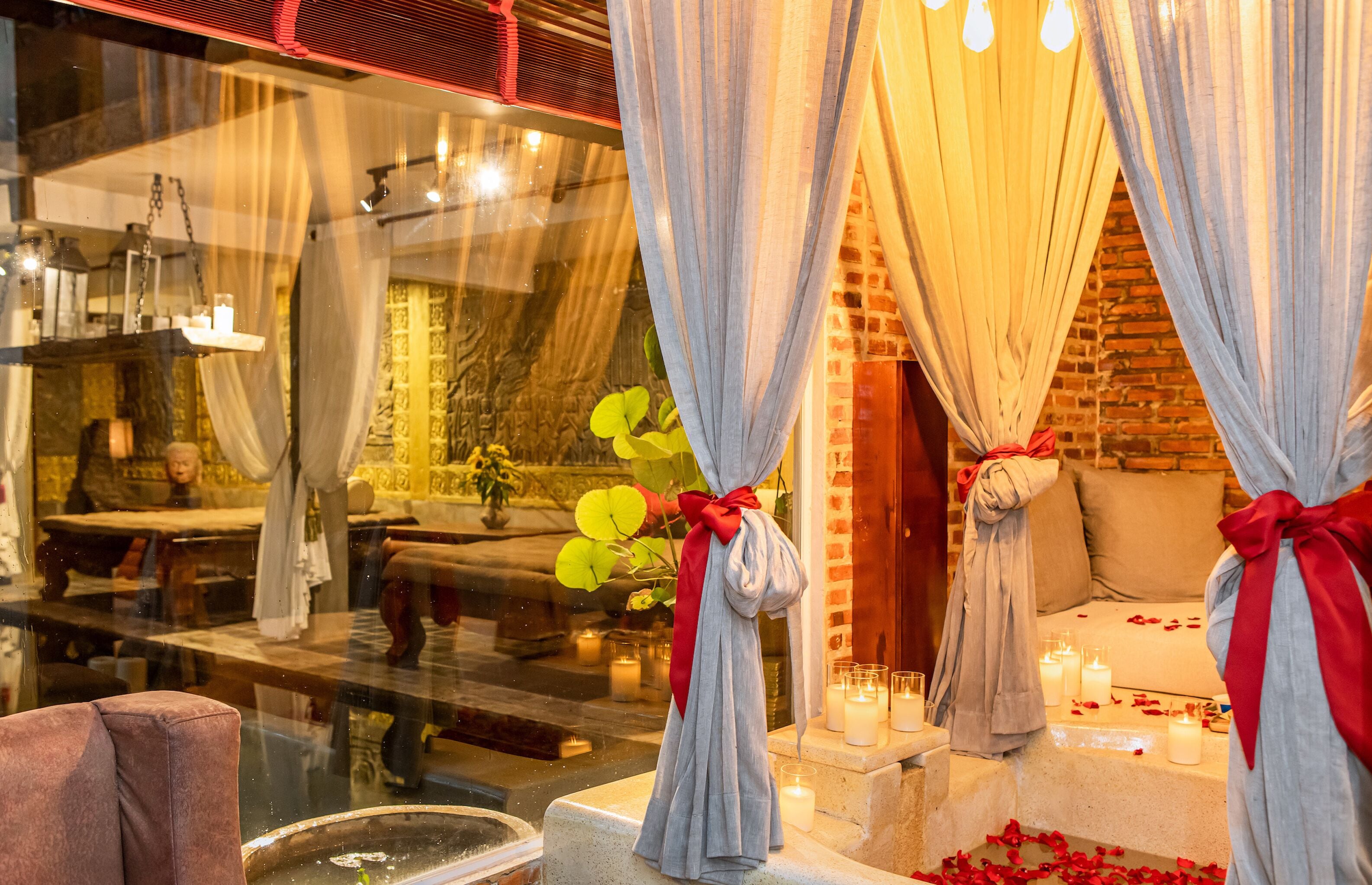 Deluxe King Suite with Pool View- Free Pick Up at Bus station | 1 quarto, roupas de cama premium, frigobar, cofres nos quartos