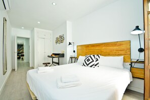 Quarto Duplo para 1 Pessoa | Roupa de alta qualidade, edredões de penas, com mobília individualizada