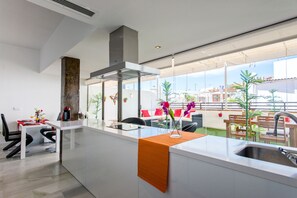 Penthouse Deluxe, 2 quartos, terraço (Josefa Reina Puerto, nº 3) | Cozinha privada | Um frigorífico/congelador grande, um micro-ondas, uma placa de cozinha