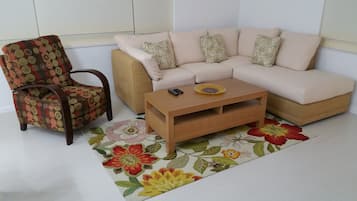 Suite Deluxe, 1 cama king-size | Sala de estar | Televisor de ecrã plano de 60 polegadas com canais por cabo, televisor