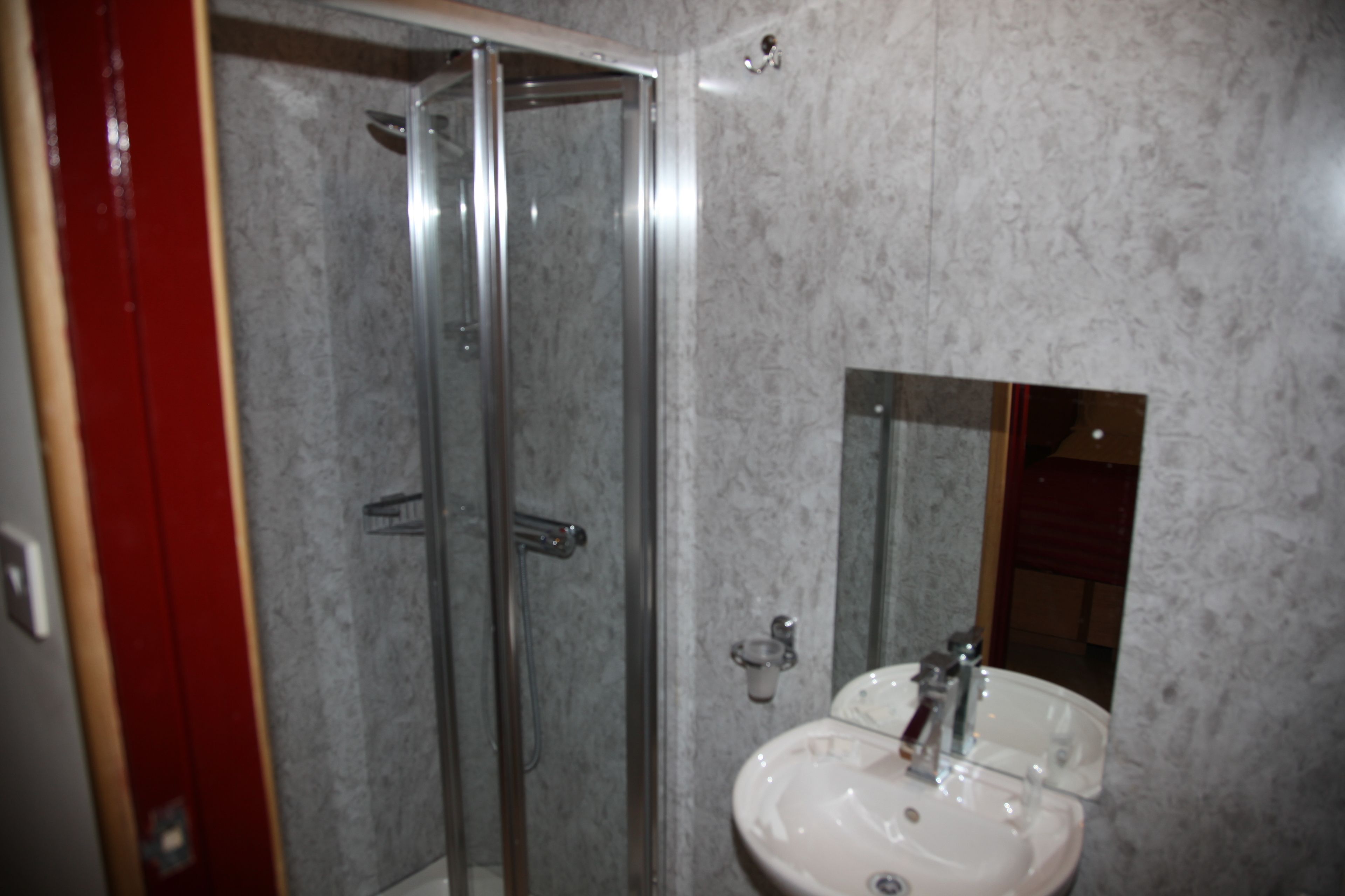 Chuveiro, produtos de toalete grátis