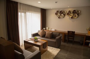 Suite | Sala de estar | TV de ecrã plano