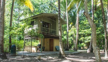 2 quartos, cofres nos quartos, roupa de cama