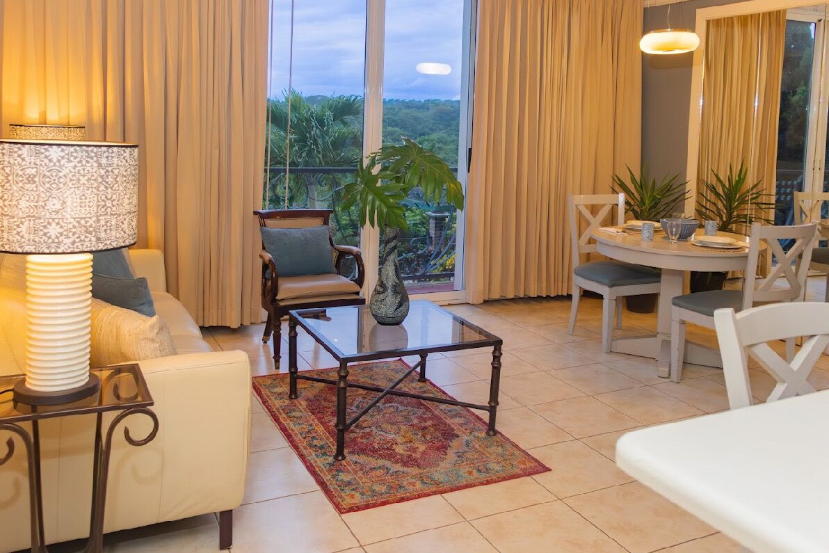 Apartamento Executivo, 1 cama king-size, vista para a piscina | Sala de estar | Televisor de ecrã plano de 32 polegadas com canais por cabo, televisor 