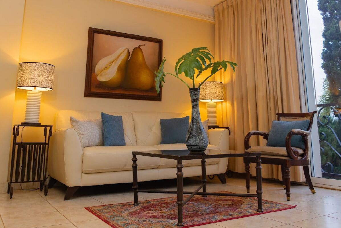 Apartamento Executivo, 1 cama king-size, vista para a piscina | Sala de estar | Televisor de ecrã plano de 32 polegadas com canais por cabo, televisor 