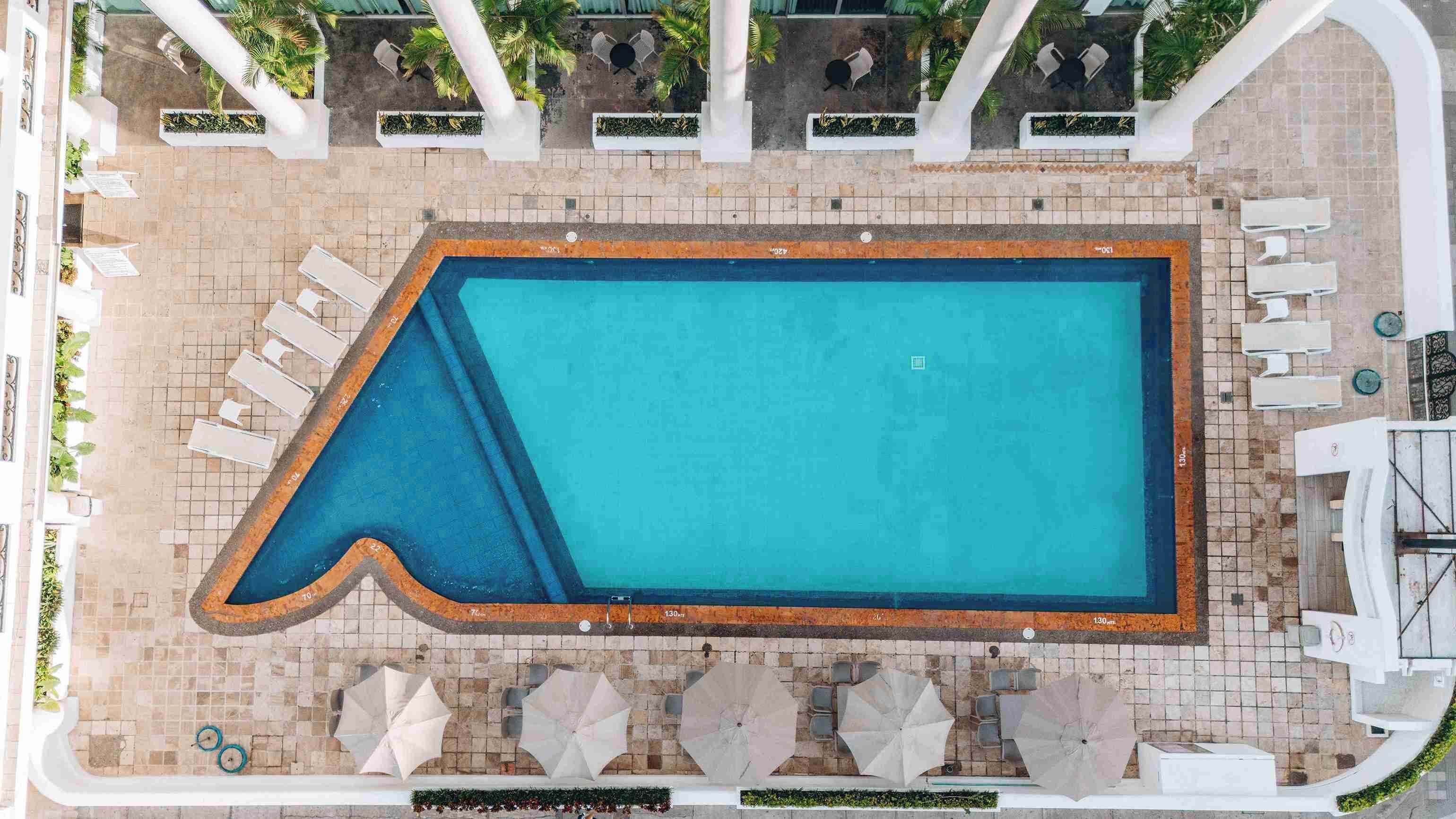 Piscina externa, funciona das 9h às 22h, espreguiçadeiras