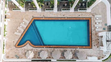 Piscina externa, funciona das 9h às 22h, espreguiçadeiras