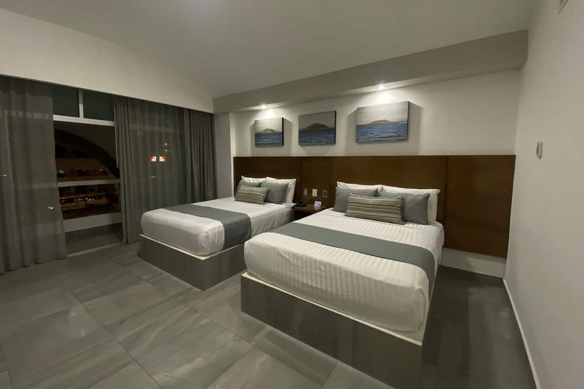 Quarto Quádruplo Standard | Cofre no quarto, ferro/tábua de engomar, Wi-fi grátis