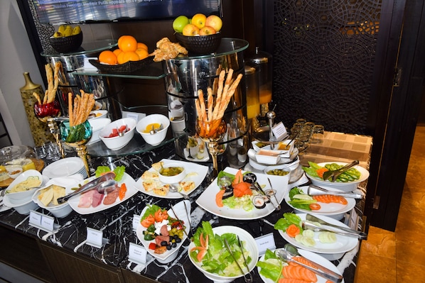 Pequeno-almoço tipo buffet diário (15 USD por pessoa)