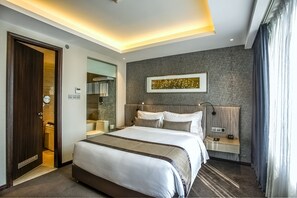 Suite Executiva | Minibar, cofre no quarto, secretária, cortinas/cortinados opacos