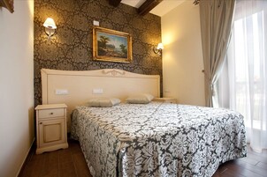Quarto casal superior, sacada | Roupas de cama premium, frigobar, cofres nos quartos
