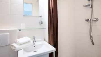 Quarto Duplo Standard | Casa de banho | Um polibã, artigos de higiene pessoal grátis, um secador de cabelo