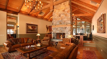 Quarto superluxo, vista para o lago | Sala de estar | TV