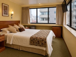Quarto casal econômico, 1 cama de casal | Roupas de cama premium, frigobar, cofres nos quartos, escrivaninha