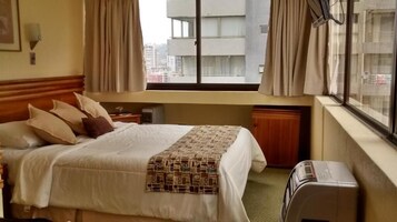 Quarto casal standard | Roupas de cama premium, frigobar, cofres nos quartos, escrivaninha