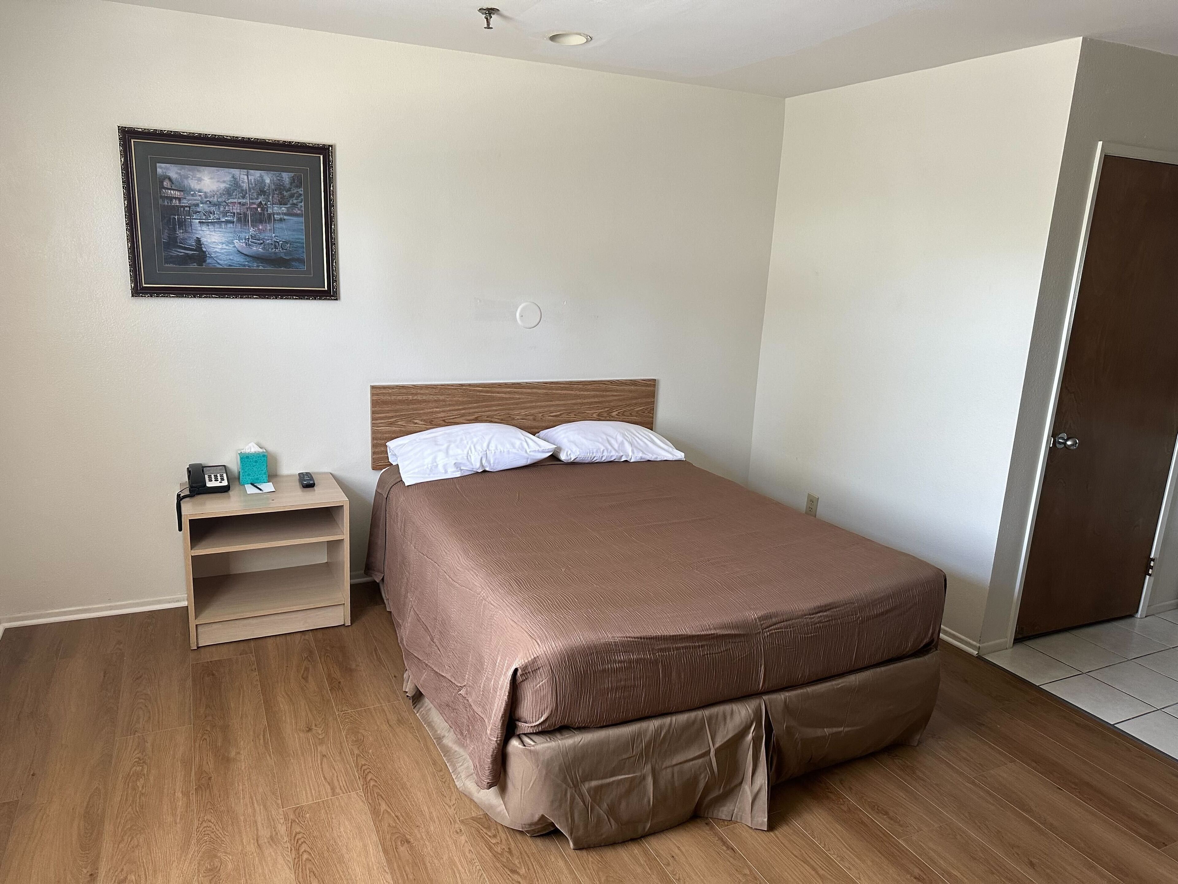 Quarto standard, 1 cama Queen | Roupas de cama antialérgicas, escrivaninha, cortinas blackout