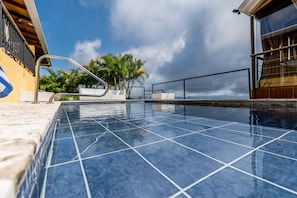 Piscina exterior, espreguiçadeiras 
