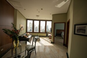 Suite Executiva, 2 camas de casal | Sala de estar | TV de ecrã plano