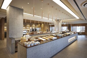 Serviço de café da manhã, almoço, jantar; vistas para o jardim