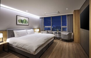 Suite Double Prime | Cofres nos quartos, escrivaninha, espaço de trabalho para notebook