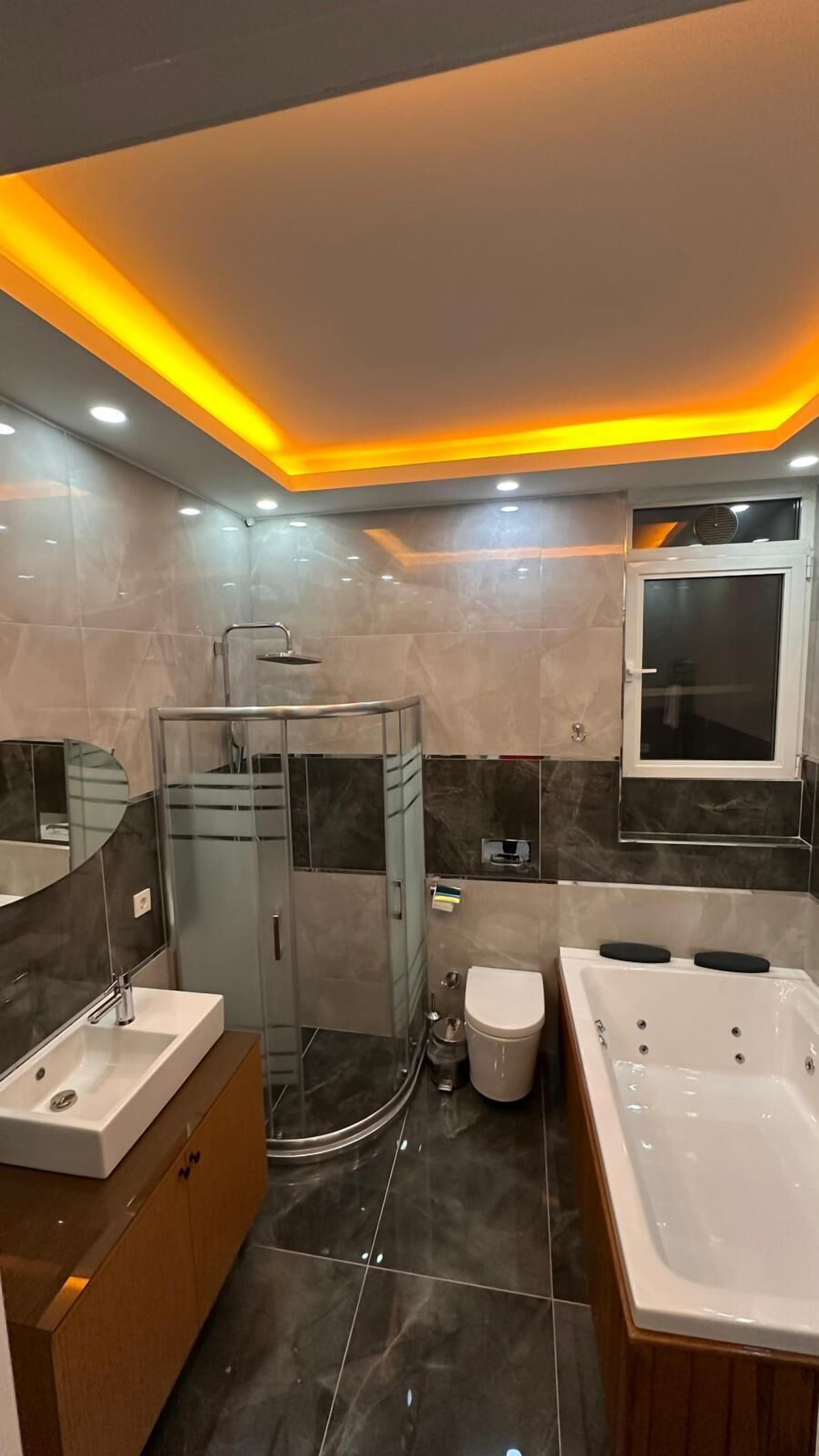 Quarto Deluxe, banheira | Roupa de alta qualidade, cofre com capacidade para portátil 