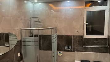 Quarto Deluxe, banheira | Roupa de alta qualidade, cofre com capacidade para portátil