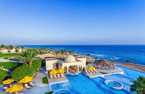 Piscina externa, guarda-sóis, espreguiçadeiras