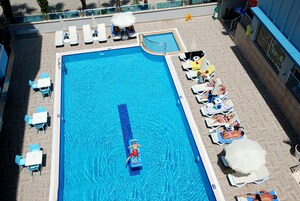 2 piscinas exteriores, guarda-sóis, espreguiçadeiras 