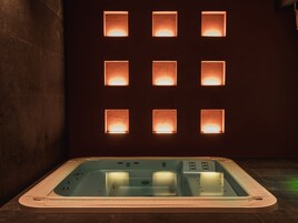 Suíte, banheira de hidromassagem, vista para o porto (with private SPA) | Comodidades do quarto