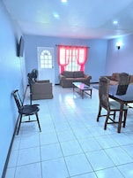 Casa geminada básica, vários quartos, cozinha | Área de estar | Smart TV 32 polegadas com canais digitais
