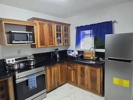 Estúdio econômico | Cozinha privada | Micro-ondas, torradeira, talheres/pratos/utensílios de cozinha