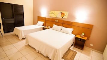 Roupa de alta qualidade, cofre no quarto, com decoração personalizada