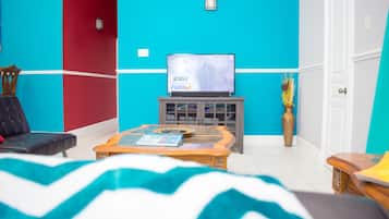 Apartamento Superior, 2 quartos, 2 casas de banho, Vista para a cidade | Sala de estar | Televisor de ecrã plano de 50 polegadas com canais por cabo, televisor