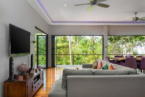 Villa, 2 quartos, piscina privativa | Sala de estar | Televisor 