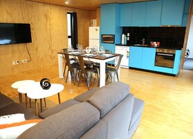 Apartamento, 2 quartos (Motel) | Individualmente decorados, cortinas blackout, Wi-Fi (sobretaxa)