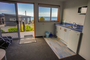 Suíte estúdio superior, várias camas, cozinha americana, vista para o mar | Cozinha privada | Geladeira, micro-ondas, cafeteira/chaleira, chaleira elétrica