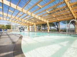 Piscina interna, funciona das 9h às 20h, espreguiçadeiras