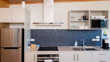 Apartamento, 3 quartos, vista para o oceano | Cozinha privada | Refrigerador em uma área comum, micro-ondas em uma área comum