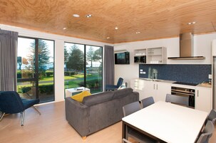 Apartamento, 2 quartos, vista para o oceano | Cozinha privada | Refrigerador em uma área comum, micro-ondas em uma área comum