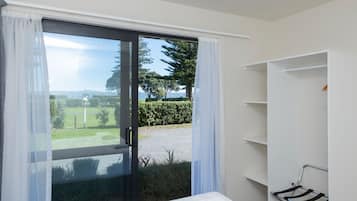 Apartamento, 3 quartos, vista para o oceano | 1 quarto, Wi-Fi de cortesia, roupa de cama