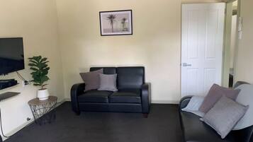 Unit 15: 3 Bedroom cottage | Área de estar | TV de tela plana 24 polegadas com canais via satélite